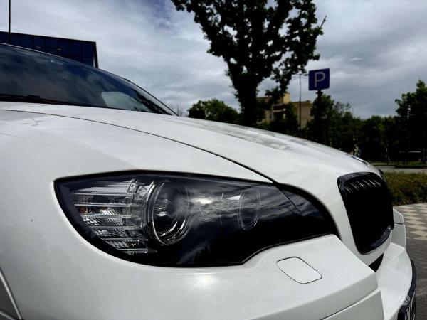White BMW X5 2008 in Vilnius, with an engine capacity of 3.00 L and mileage of 295 thousand km for 10900 €, photo 9 on AUTOMOTO.COM.LV