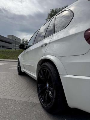 White BMW X5 2008 in Vilnius, with an engine capacity of 3.00 L and mileage of 295 thousand km for 10900 €, photo 14 on AUTOMOTO.COM.LV