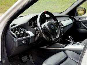 White BMW X5 2008 in Vilnius, with an engine capacity of 3.00 L and mileage of 295 thousand km for 10900 €, photo 17 on AUTOMOTO.COM.LV