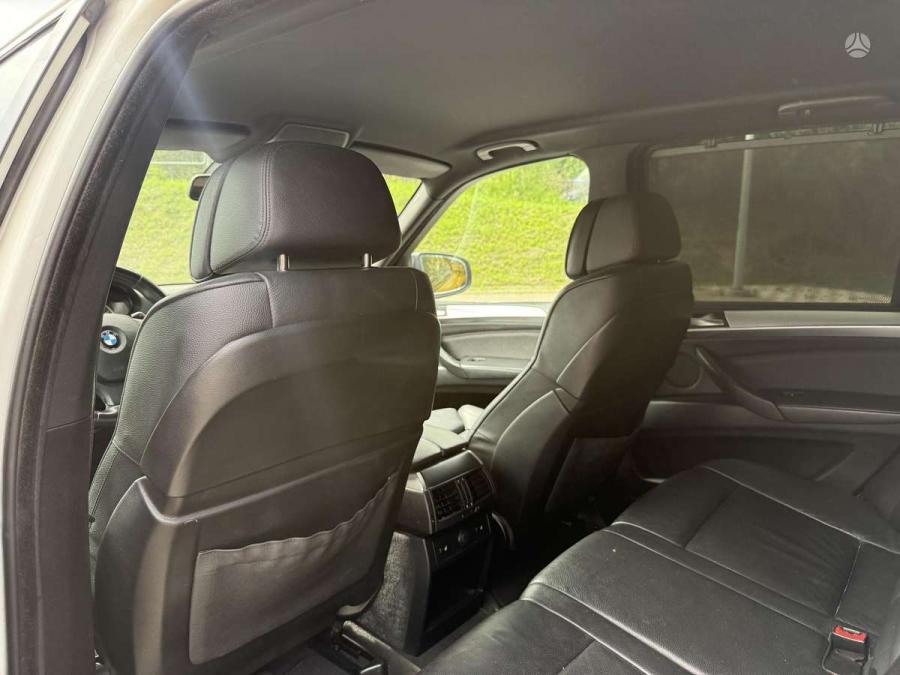 White BMW X5 2008 in Vilnius, with an engine capacity of 3.00 L and mileage of 295 thousand km for 10900 €, photo 20 on AUTOMOTO.COM.LV