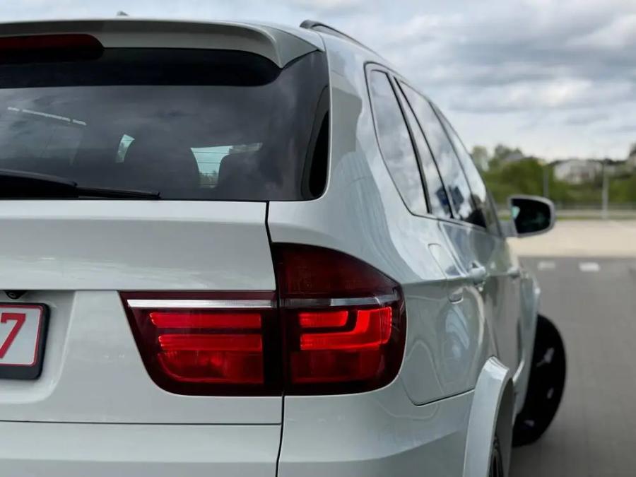 White BMW X5 2008 in Rezekne, with an engine capacity of 3.00 L and mileage of 248 thousand km for 12990 €, photo 8 on AUTOMOTO.COM.LV