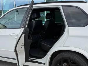 White BMW X5 2008 in Rezekne, with an engine capacity of 3.00 L and mileage of 248 thousand km for 12990 €, photo 11 on AUTOMOTO.COM.LV