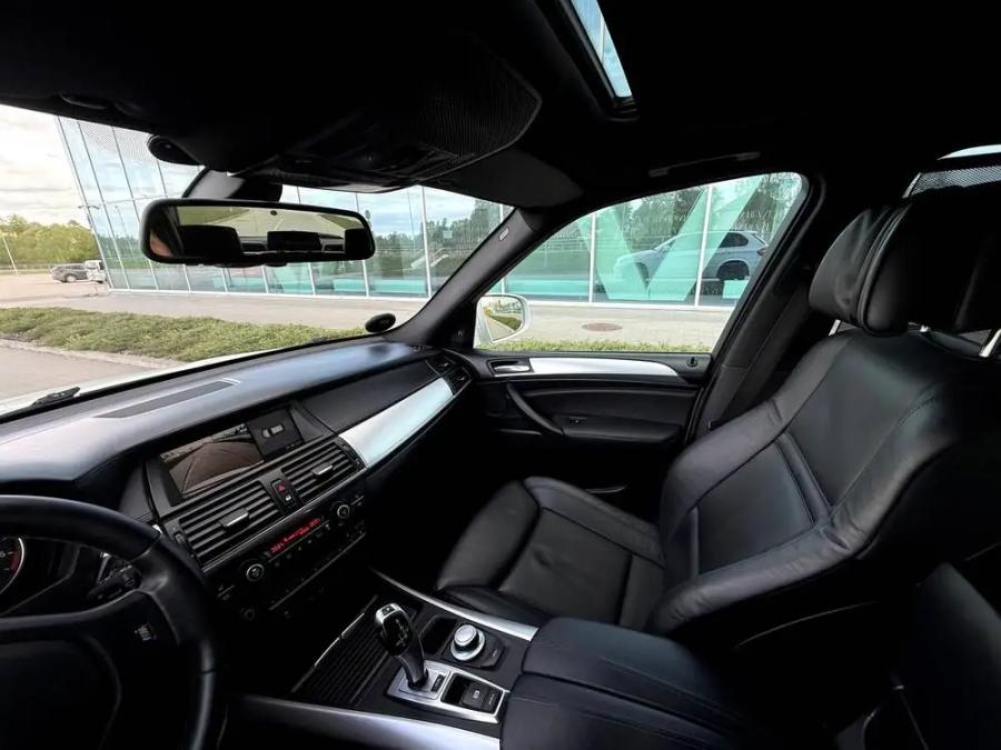 White BMW X5 2008 in Rezekne, with an engine capacity of 3.00 L and mileage of 248 thousand km for 12990 €, photo 15 on AUTOMOTO.COM.LV