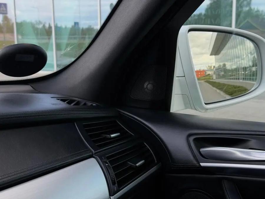 White BMW X5 2008 in Rezekne, with an engine capacity of 3.00 L and mileage of 248 thousand km for 12990 €, photo 17 on AUTOMOTO.COM.LV