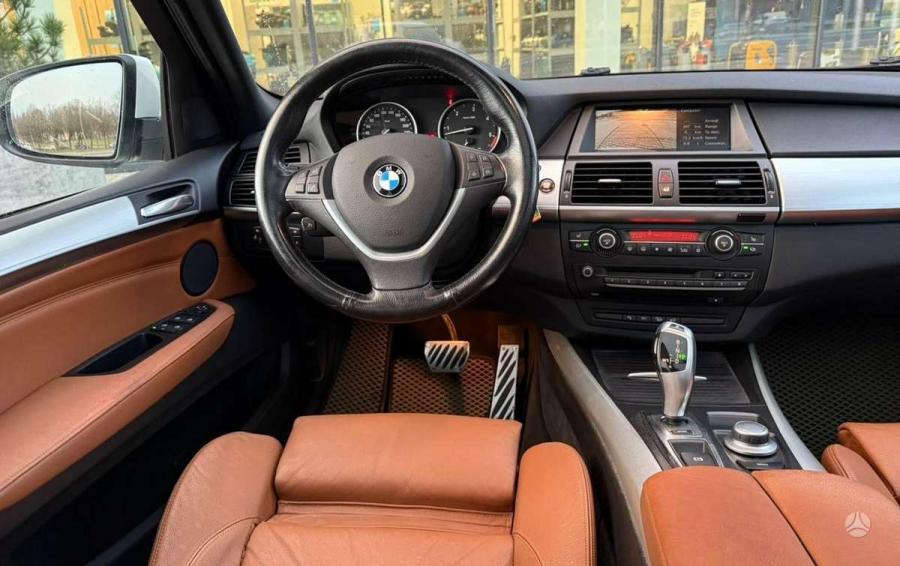 White BMW X5 2008 in Klaipeda, with an engine capacity of 2.99 L and mileage of 288 thousand km for 9700 €, photo 11 on AUTOMOTO.COM.LV