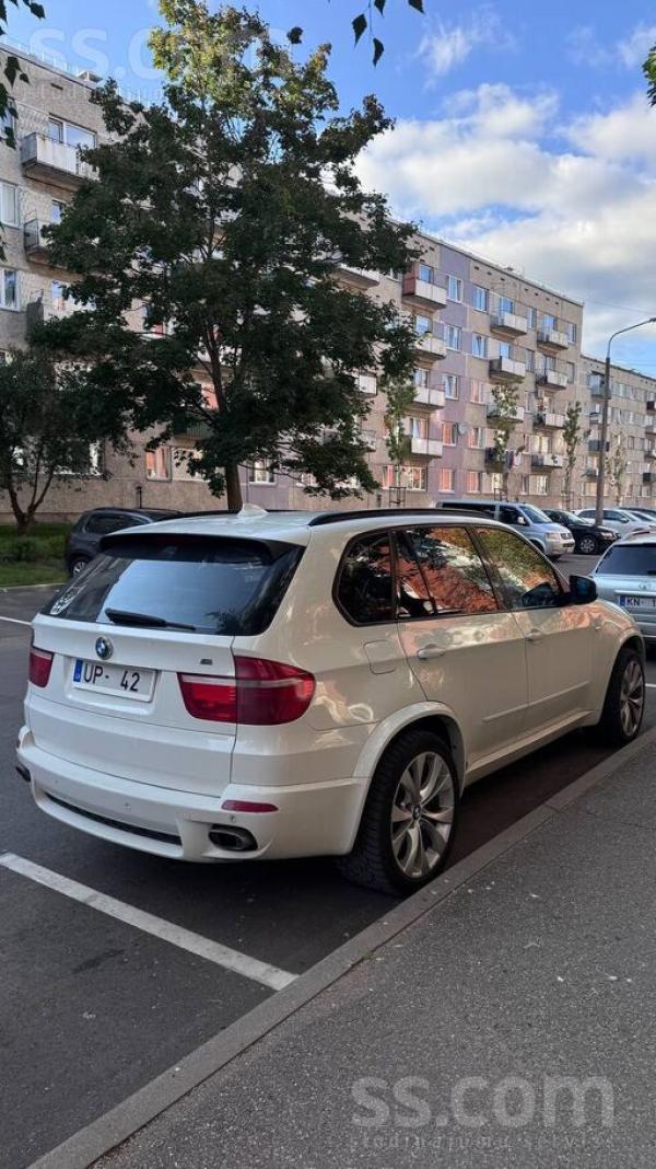 White BMW X5 2008 in Riga, with an engine capacity of 3.00 L and mileage of 244 thousand km for 7900 €, photo 2 on AUTOMOTO.COM.LV