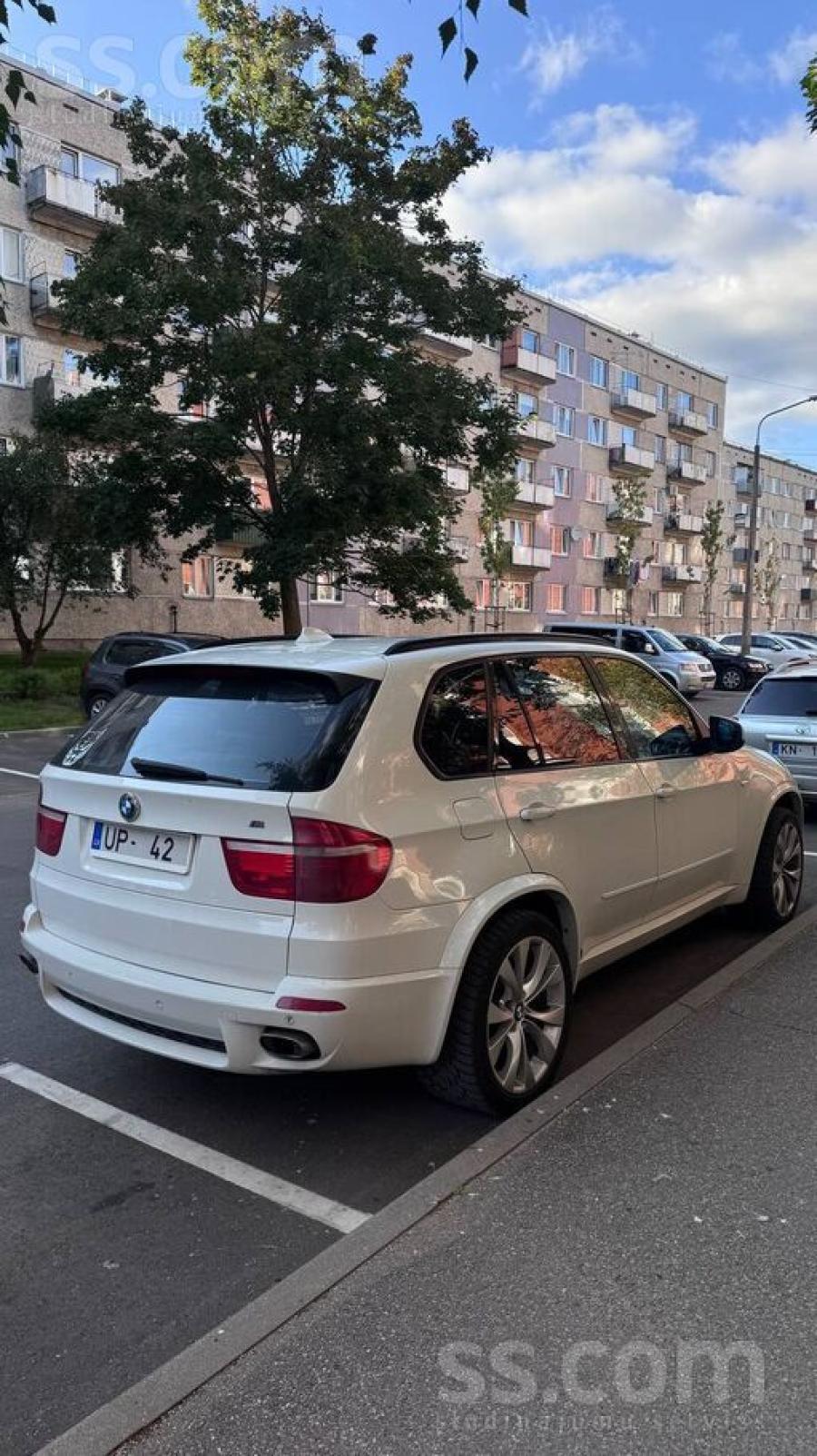 White BMW X5 2008 in Riga, with an engine capacity of 3.00 L and mileage of 244 thousand km for 7900 €, photo 3 on AUTOMOTO.COM.LV