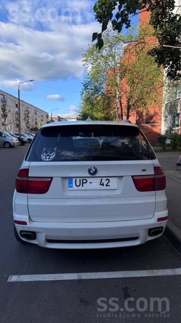 White BMW X5 2008 in Riga, with an engine capacity of 3.00 L and mileage of 244 thousand km for 7900 €, photo 4 on AUTOMOTO.COM.LV
