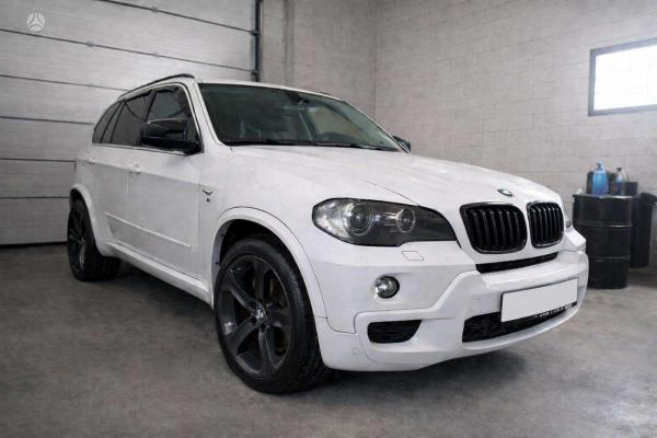 White BMW X5 2008 in Siauliai, with an engine capacity of 2.99 L and mileage of 313 thousand km for 8500 €, photo 9 on AUTOMOTO.COM.LV
