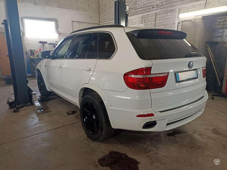 Balts BMW X5 2008 Šauļi, ar dzinēja tilpumu 2.99 L un nobraukumu 313 tūkst. km par 8500 €, foto 14 vietnē AUTOMOTO.COM.LV