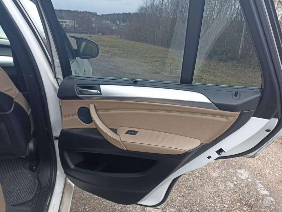 Balts BMW X5 2008 Šauļi, ar dzinēja tilpumu 2.99 L un nobraukumu 313 tūkst. km par 8500 €, foto 22 vietnē AUTOMOTO.COM.LV