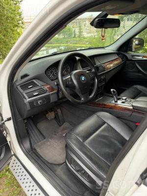 White BMW X5 2008 in Riga, with an engine capacity of 3.00 L and mileage of 272 thousand km for 12000 €, photo 9 on AUTOMOTO.COM.LV
