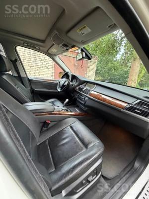 White BMW X5 2008 in Riga, with an engine capacity of 3.00 L and mileage of 272 thousand km for 12000 €, photo 11 on AUTOMOTO.COM.LV