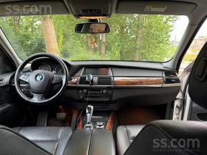 White BMW X5 2008 in Riga, with an engine capacity of 3.00 L and mileage of 272 thousand km for 12000 €, photo 12 on AUTOMOTO.COM.LV