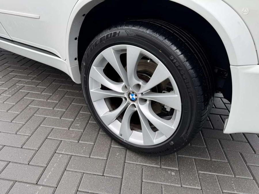 White BMW X5 2008 in Telschi, with an engine capacity of 2.99 L and mileage of 264 thousand km for 9700 €, photo 13 on AUTOMOTO.COM.LV