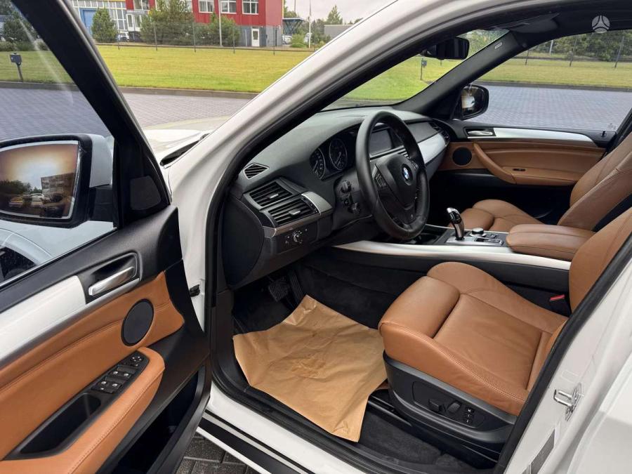 White BMW X5 2008 in Telschi, with an engine capacity of 2.99 L and mileage of 264 thousand km for 9700 €, photo 16 on AUTOMOTO.COM.LV