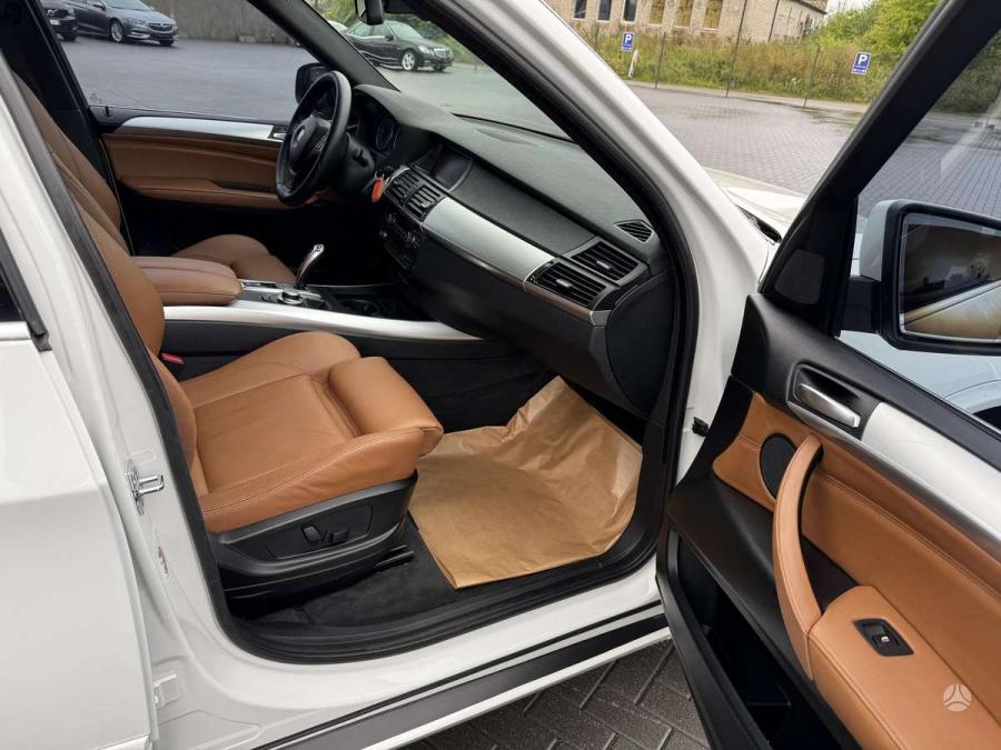 White BMW X5 2008 in Telschi, with an engine capacity of 2.99 L and mileage of 264 thousand km for 9700 €, photo 25 on AUTOMOTO.COM.LV