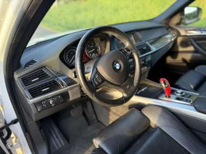 White BMW X5 2008 in Utena, with an engine capacity of 2.99 L and mileage of 194 thousand km for 8950 €, photo 13 on AUTOMOTO.COM.LV