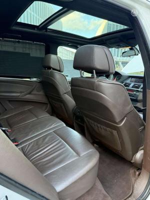 White BMW X5 2008 in Vilnius, with an engine capacity of 3.00 L and mileage of 336 thousand km for 11500 €, photo 18 on AUTOMOTO.COM.LV