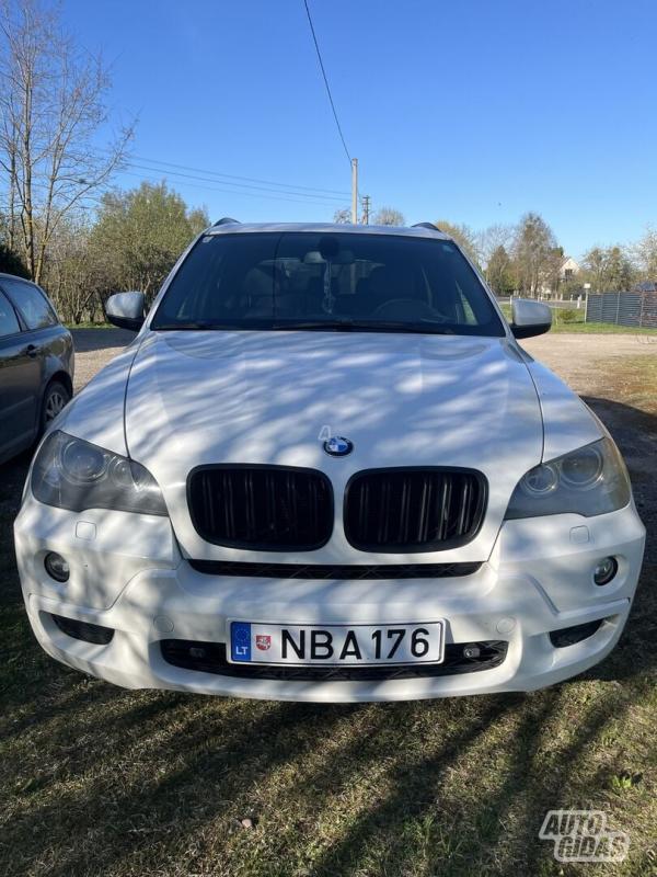 Белый БМВ Х5 2008 в Каунас, объемом двигателя 3.00 л и пробегом 350 тыс. км за 8000 €, фото 1 на AUTOMOTO.COM.LV