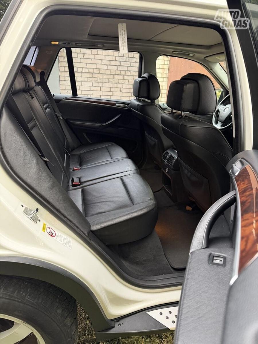 White BMW X5 2008 in Riga, with an engine capacity of 3.00 L and mileage of 274 thousand km for 9500 €, photo 13 on AUTOMOTO.COM.LV
