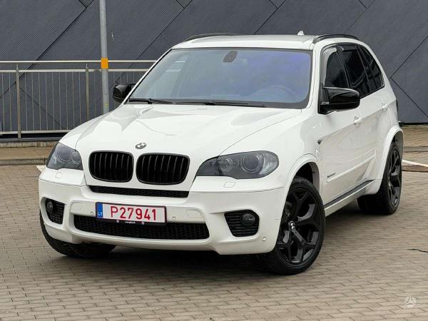 White BMW X5 2009 in Jonava, with an engine capacity of 2.99 L and mileage of 304 thousand km for 9400 €, photo 1 on AUTOMOTO.COM.LV
