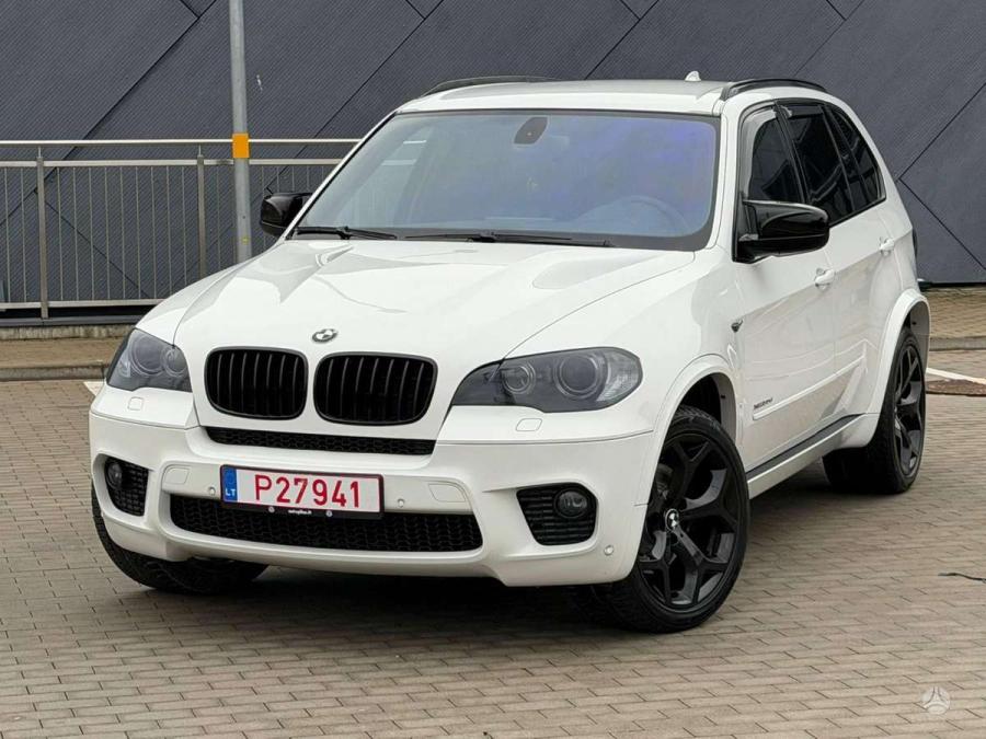 White BMW X5 2009 in Jonava, with an engine capacity of 2.99 L and mileage of 304 thousand km for 9900 €, photo 1 on AUTOMOTO.COM.LV