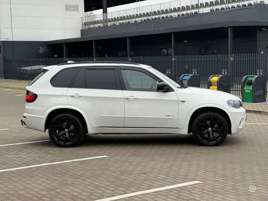 White BMW X5 2009 in Jonava, with an engine capacity of 2.99 L and mileage of 304 thousand km for 9900 €, photo 3 on AUTOMOTO.COM.LV