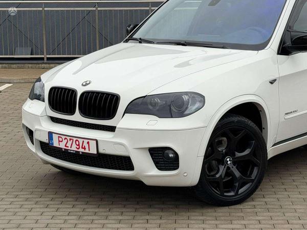 White BMW X5 2009 in Jonava, with an engine capacity of 2.99 L and mileage of 305 thousand km for 9800 €, photo 8 on AUTOMOTO.COM.LV