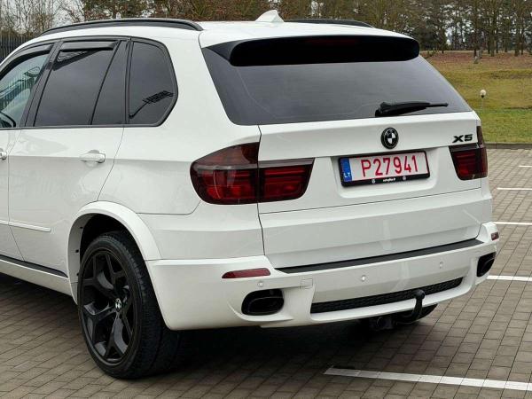 White BMW X5 2009 in Jonava, with an engine capacity of 2.99 L and mileage of 305 thousand km for 9800 €, photo 10 on AUTOMOTO.COM.LV
