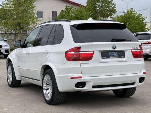 White BMW X5 2009 in Marijampole, with an engine capacity of 3.00 L and mileage of 265 thousand km for 11450 €, photo 7 on AUTOMOTO.COM.LV