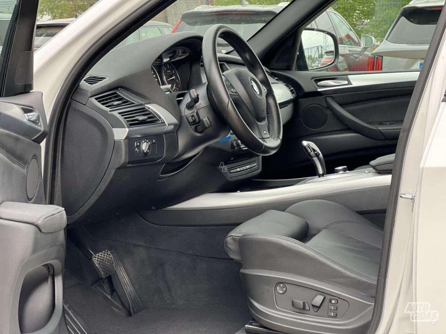 White BMW X5 2009 in Marijampole, with an engine capacity of 3.00 L and mileage of 265 thousand km for 11450 €, photo 19 on AUTOMOTO.COM.LV