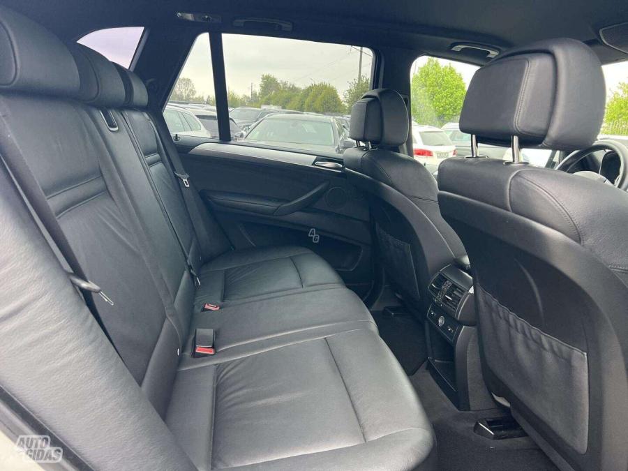 White BMW X5 2009 in Marijampole, with an engine capacity of 3.00 L and mileage of 265 thousand km for 11450 €, photo 26 on AUTOMOTO.COM.LV