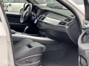 White BMW X5 2009 in Marijampole, with an engine capacity of 3.00 L and mileage of 265 thousand km for 11450 €, photo 27 on AUTOMOTO.COM.LV