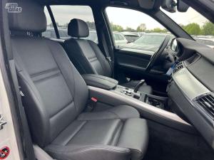 White BMW X5 2009 in Marijampole, with an engine capacity of 3.00 L and mileage of 265 thousand km for 11450 €, photo 29 on AUTOMOTO.COM.LV