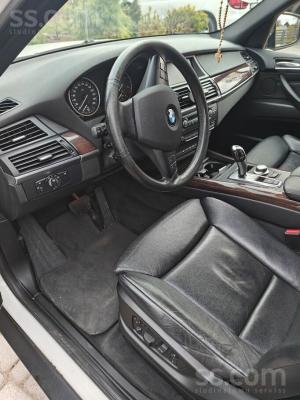 Balts BMW X5 2009 Valmiera, ar dzinēja tilpumu 3.00 L un nobraukumu 322 tūkst. km par 8300 €, foto 9 vietnē AUTOMOTO.COM.LV