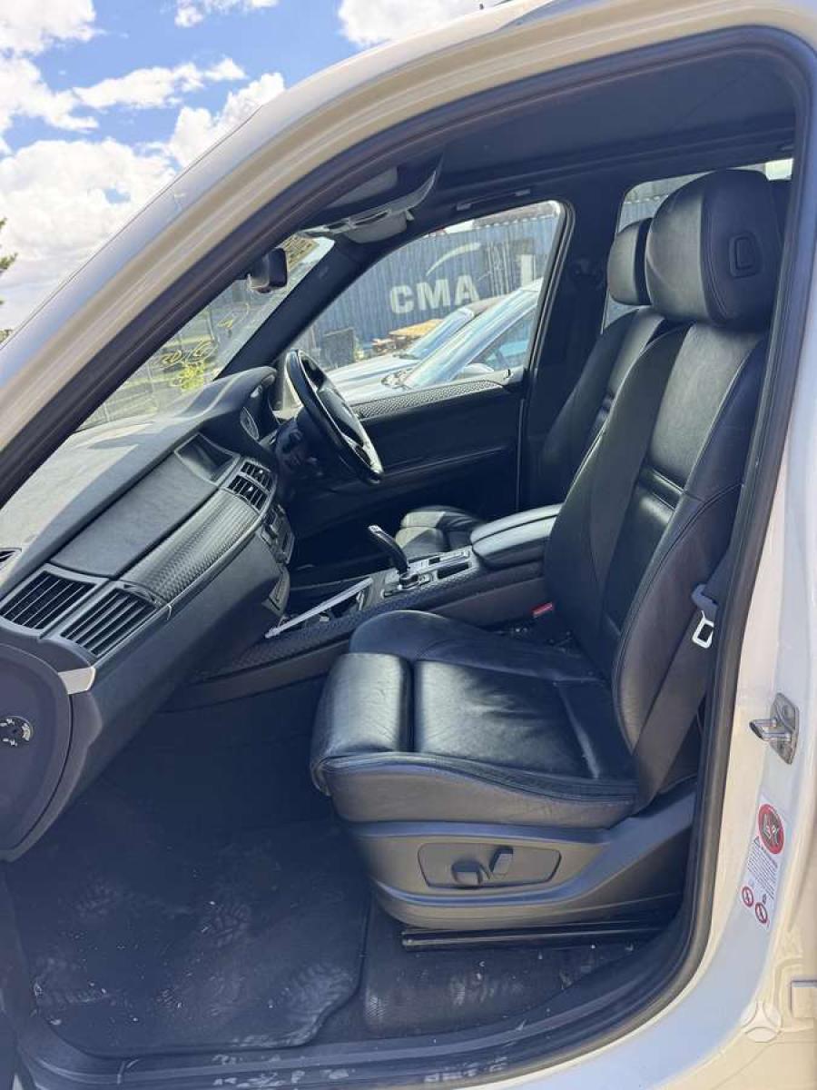 White BMW X5 2009 in Kaunas, with an engine capacity of 0.00 L and mileage of 100 thousand km for 3250 €, photo 5 on AUTOMOTO.COM.LV