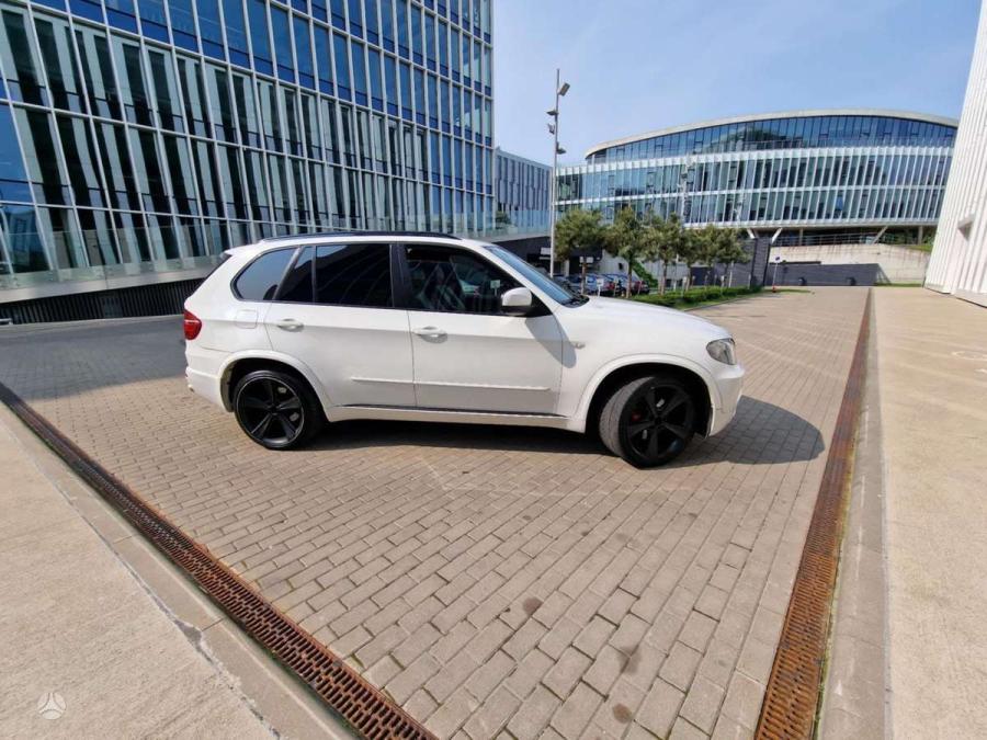 White BMW X5 2009 in Vilnius, with an engine capacity of 2.99 L and mileage of 307 thousand km for 7300 €, photo 5 on AUTOMOTO.COM.LV