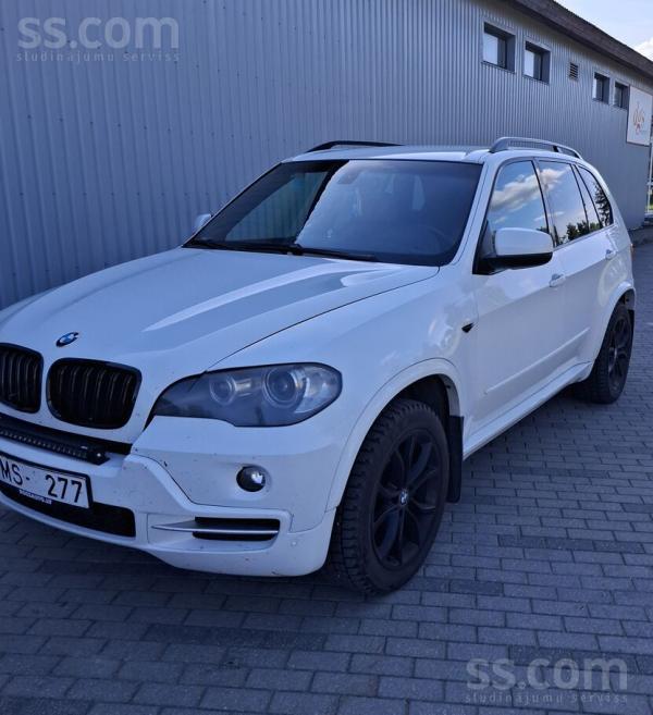White BMW X5 2009 in Aizkraukle, with an engine capacity of 3.00 L and mileage of 374 thousand km for 8980 €, photo 1 on AUTOMOTO.COM.LV