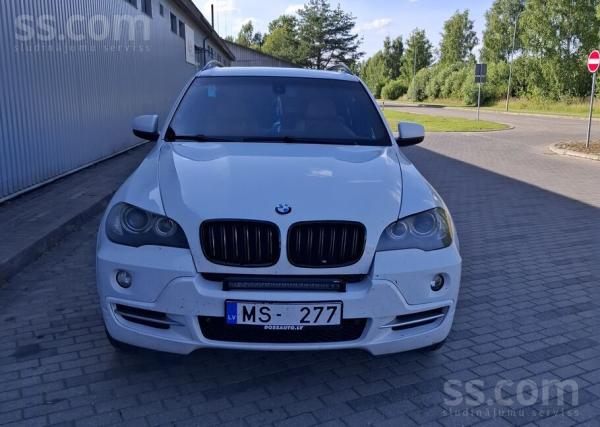 White BMW X5 2009 in Aizkraukle, with an engine capacity of 3.00 L and mileage of 374 thousand km for 8980 €, photo 2 on AUTOMOTO.COM.LV