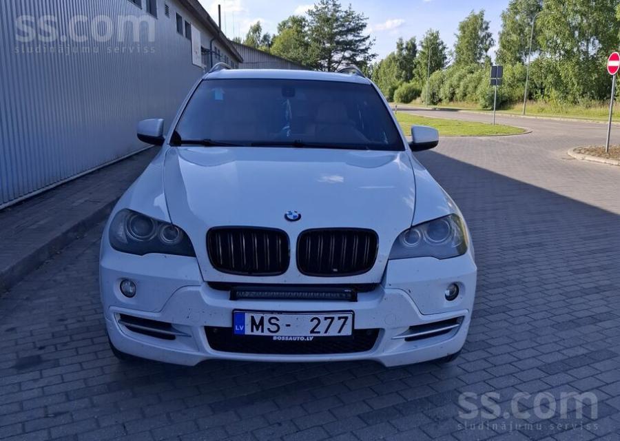 White BMW X5 2009 in Aizkraukle, with an engine capacity of 3.00 L and mileage of 374 thousand km for 8980 €, photo 3 on AUTOMOTO.COM.LV