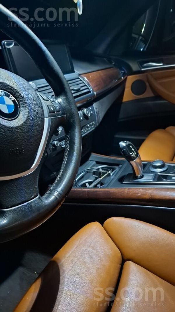 White BMW X5 2009 in Aizkraukle, with an engine capacity of 3.00 L and mileage of 374 thousand km for 8980 €, photo 4 on AUTOMOTO.COM.LV
