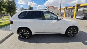 White BMW X5 2009 in Kaunas, with an engine capacity of 3.00 L and mileage of 326 thousand km for 7800 €, photo 5 on AUTOMOTO.COM.LV