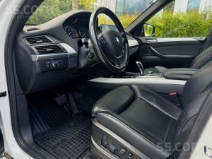 White BMW X5 2009 in Riga, with an engine capacity of 3.00 L and mileage of 358 thousand km for 8400 €, photo 9 on AUTOMOTO.COM.LV