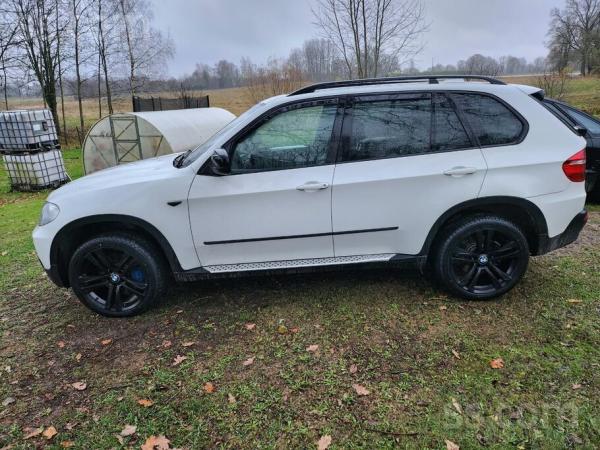 White BMW X5 2009 in Riga, with an engine capacity of 3.00 L and mileage of 275 thousand km for 9700 €, photo 1 on AUTOMOTO.COM.LV