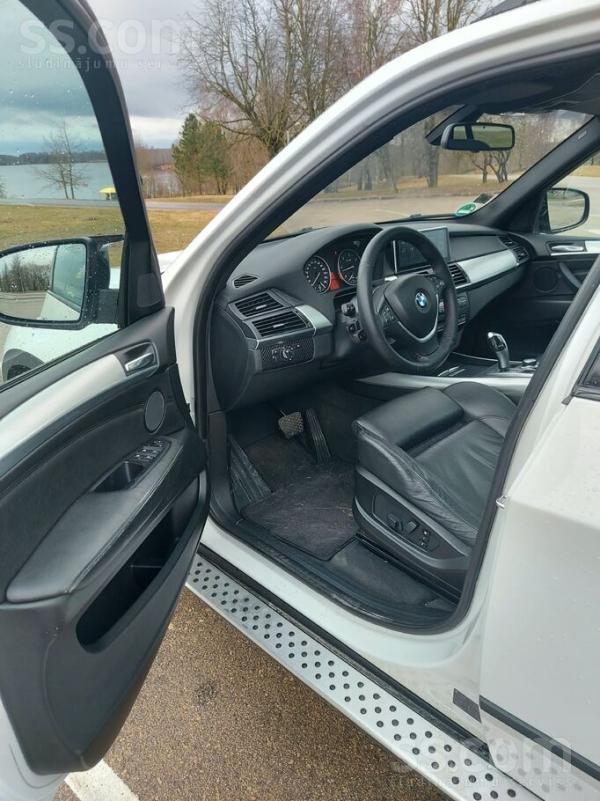 White BMW X5 2009 in Riga, with an engine capacity of 3.00 L and mileage of 275 thousand km for 9700 €, photo 3 on AUTOMOTO.COM.LV