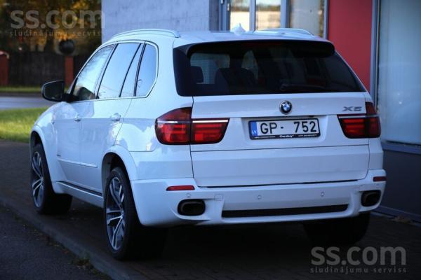 White BMW X5 2010 in Riga, with an engine capacity of 3.00 L and mileage of 0 thousand km for 10495 €, photo 5 on AUTOMOTO.COM.LV