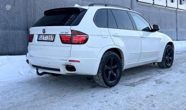 White BMW X5 2010 in Vilnius, with an engine capacity of 2.99 L and mileage of 295 thousand km for 7500 €, photo 9 on AUTOMOTO.COM.LV