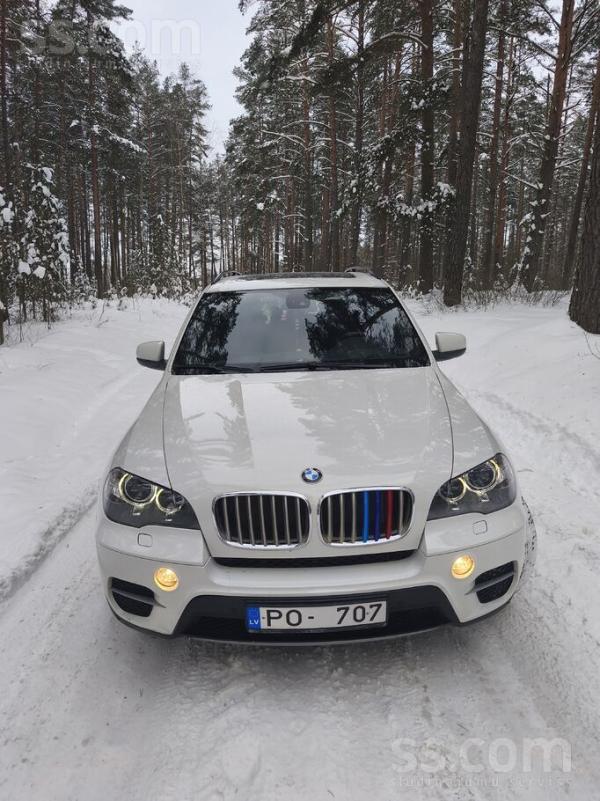 White BMW X5 2010 in Daugavpils, with an engine capacity of 4.00 L and mileage of 379 thousand km for 12666 €, photo 1 on AUTOMOTO.COM.LV