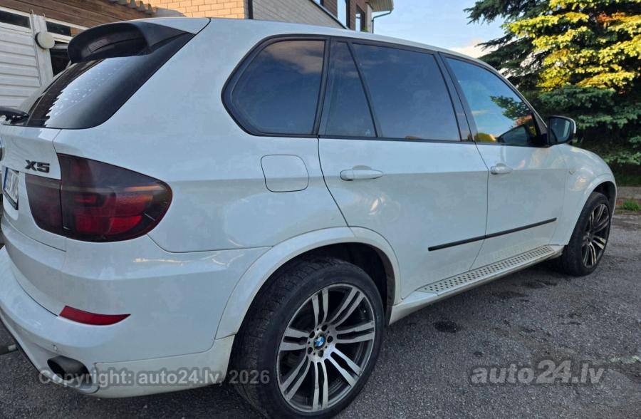 White BMW X5 2010 in Tallinn, with an engine capacity of 3.00 L and mileage of 352 thousand km for 9750 €, photo 5 on AUTOMOTO.COM.LV